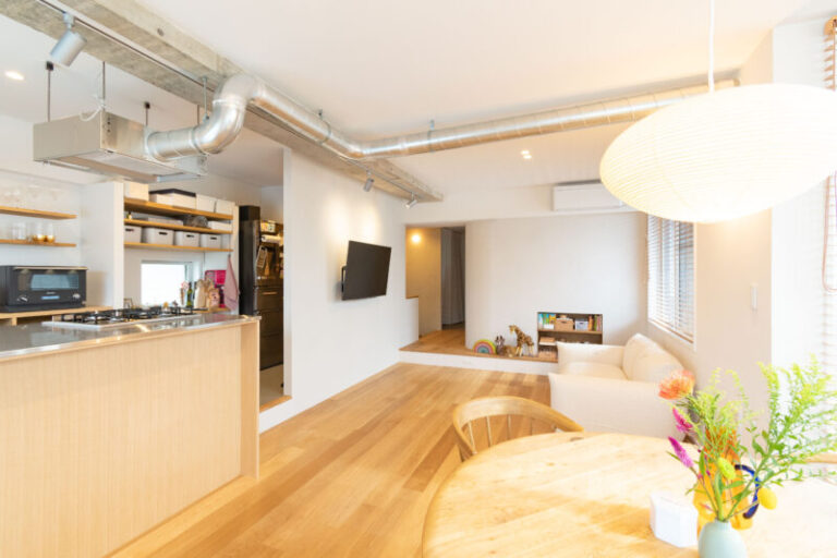 横長リビングを最大限活用するレイアウトとは？\おしゃれな実例カタログ集／【QUMA(クーマ)】リノベーション・リフォーム